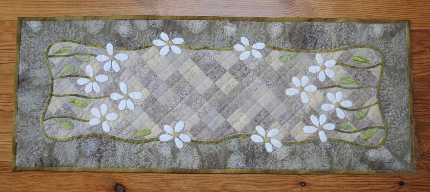 Daisy Table Runner | Country Pleasures